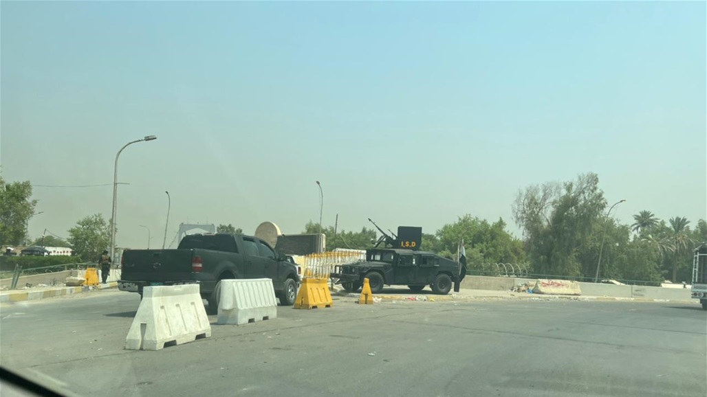 بالصور رفع الكتل الكونكريتية من أمام الجسر المعلق في بغداد أمن