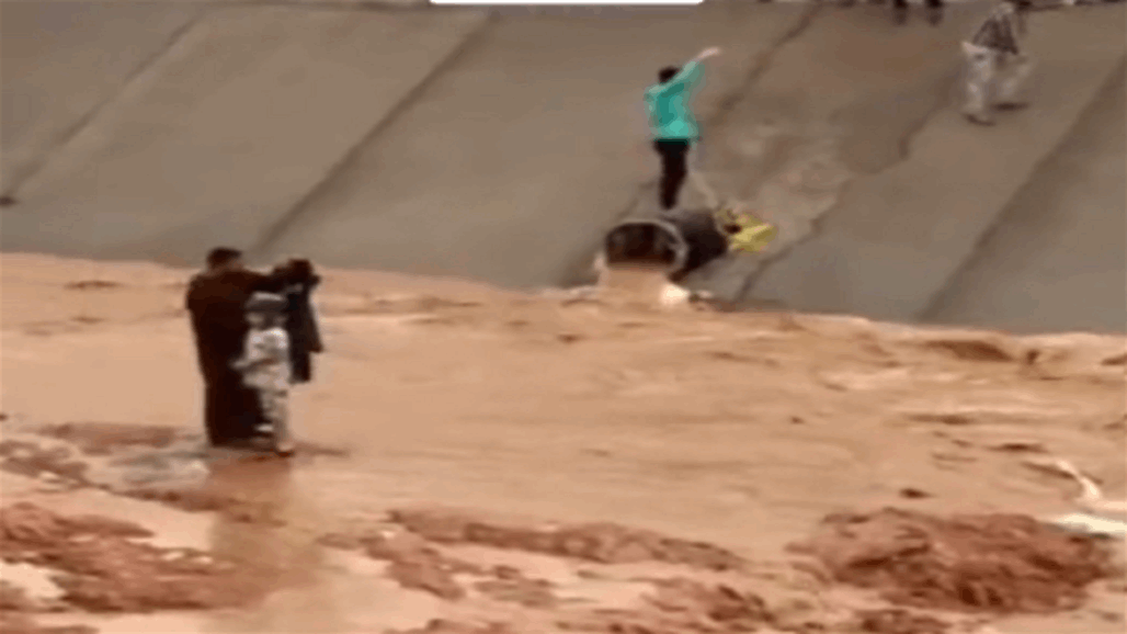 فيديو يوثق لحظة إنقاذ طفل حاصرته السيول في السعودية دوليات